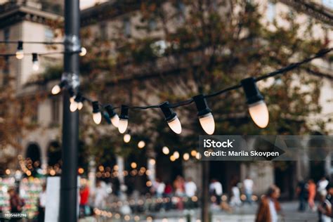 장식 야외 거리 전기 화환 오래 된 전구 마당에 램프가 걸려 있습니다 테라스 컨셉 유선 전구를 묶습니다 꽃줄 조명 장식 파티 이벤트 가로등에 대한 스톡 사진 및 기타 이미지