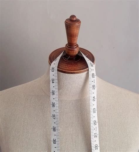 What Is The Difference Between A Tailor And Seamstress