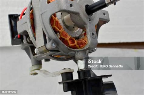 유지 보수 및 부품 교체의 개념을 나타내는 가정용 테이블 팬 모터의 세부 사항 손상된 부품을 교체해야 할 필요성에 대한 개념입니다 공연에 대한 스톡 사진 및 기타 이미지