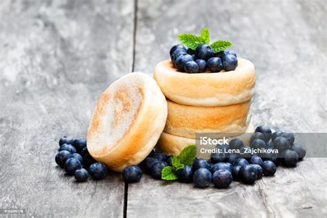 나무 테이블에 블루베리와 두꺼운 효 모 팬케이크의 스택 0명에 대한 스톡 사진 및 기타 이미지 0명 건강한 생활방식 건강한 식생활 Istock