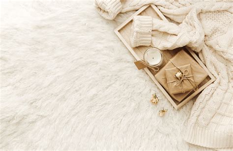 포장된 선물 상자와 따뜻한 스웨터와 평면 위치 아늑한 구성 0명에 대한 스톡 사진 및 기타 이미지 0명 가을 개념