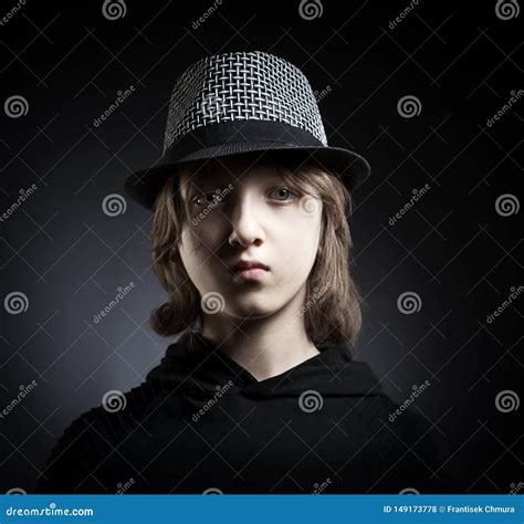 Portr T Eines Jungen Mit Dem Blonden Haar Im Hut Stockfoto Bild Von Jugendlicher Blond