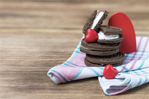 나무 배경에 색깔냅킨에 초콜릿 칩 쿠키 샌드위치 나무와 붉은 마음 해피 발렌타인 데이 비스킷과 아름다운 그림 텍스처 갈색에 대한 스톡 사진 및 기타 이미지 Istock