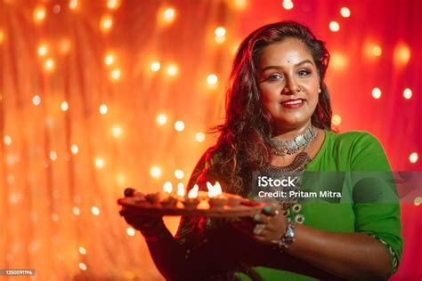 요정 빛 배경에 그녀의 손에 디왈리 오일 디야를 들고 아름답고 젊은 소녀 디왈리 소녀 스톡 사진 고해상도를 즐기는 빛의 축제 20 29세에 대한 스톡 사진 및 기타 이미지