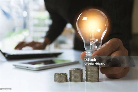 동전의 스택과 회계 아이디어와 창조적 인 개념에 대한 복사 공간과 전구를 들고 남성의 손 개념에 대한 스톡 사진 및 기타 이미지 Istock