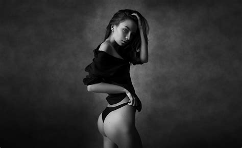 배경 화면 여자들 모델 갈색 머리의 긴 머리 머리를 잡고 뷰어를보고 귀걸이 측면보기 검은 셔츠 벌거 벗은 어깨 팬티를 들고 검은 색 팬티 나귀