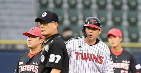 완벽한 타이밍으로 2루 훔친 김재성 사진