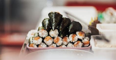 건강한 고명 김 김 노리 도쿄 레스토랑 롤 마 키즈시 맛있는 먹는 메뉴 물고기 미식가 별미 셰프 스낵 스시 스시 바 식사 쌀 아시아 요리