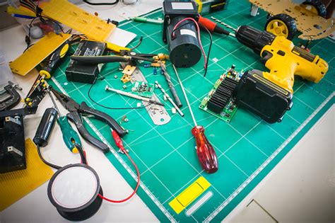 전자 기기 수리 엔지니어 도구 닫습니다 현대 가제트 유지 보수 서비스 센터 평면도 배경 작업 환경 기술자에 대 한 특별 한 악기