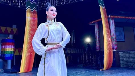 Б Болор Бүсгүй хүний үнэ цэн өөрийгөө хайрлахад оршино