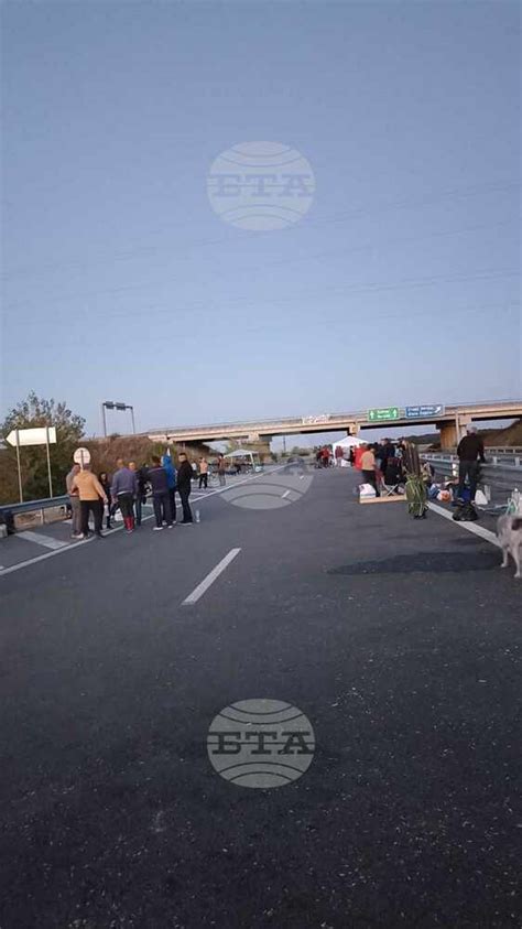 Прекратени бяха блокадите на възлови пътни артерии в Старозагорско очаква се движението да бъде