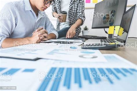 재무 관리자 제시 하 고 회사 성장 프로젝트 성공 금융 통계 전문 투자자 작업 시작 프로젝트 문서와 전략 계획에 대 한 논의