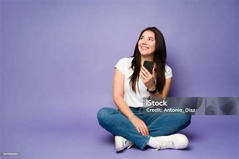 보라색 배경에 스마트폰으로 문자를 보내는 매력적인 여자 30 39세에 대한 스톡 사진 및 기타 이미지 30 39세 광고 동양인 Istock