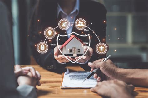 부동산 중개인은 서명 계약서에 서명하기 전에 고객에게 보험 및 계약 계약을 설명합니다 경영자에 대한 스톡 사진 및 기타 이미지