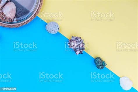 파란색과 노란색 배경에 여행 또는 여름 방학 개념 여행 템플릿 0명에 대한 스톡 사진 및 기타 이미지 0명 가리기 개념