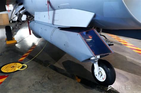 陸海空全掌握！f 16v接裝典禮秀肌肉 3種武掛一次展出