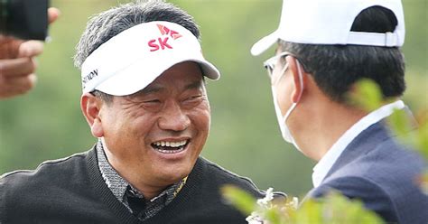 포토 후배들의 경기 보며 즐거워하는 최경주프로