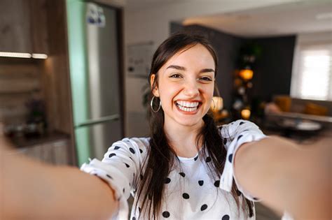 실내에서 셀카를 찍는 아름다운 미소를 가진 젊은 여성 18 19세에 대한 스톡 사진 및 기타 이미지 18 19세 가정 생활 가정 주방 Istock
