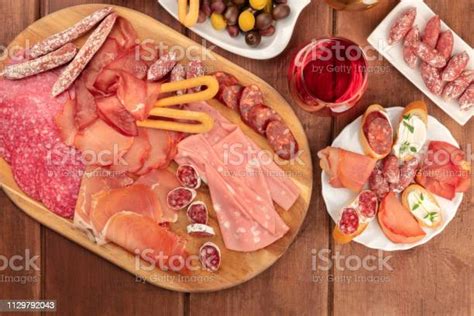 미식가 Charcuterie 많은 다른 소시지와 햄 콜드 컷 레드 와인 올리브와 샌드위치의 유리 어두운 소박한 배경 위에서 촬영 샤퀴트리에 대한 스톡 사진 및 기타 이미지