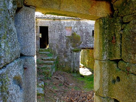무료 이미지 나무 록 건물 벽 마을 녹색 시골집 가을 성 예배당 강화 스페인 유적 수도원 갈리시아 폰테 베 드라 중세 에스파냐 Ggl1