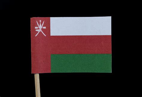 독특하고 다른 플래그 오만의 검은 배경에 이쑤시개에 흰색 빨간색과 녹색의 수평 한 3 색 호 이스트에 수직 빨간 줄무늬 오만의 국장 기소 4월에 대한 스톡 사진 및 기타