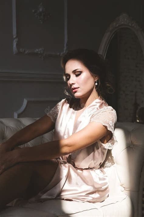 Pi Kna M Oda Seksowna Blondynki Kobieta W Jedwabniczym Kontuszu Stoi Przed Lustrem Zdj Cie Stock