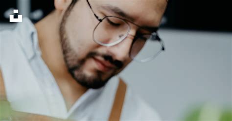 파란 컵에 커피 한 잔을 따르는 남자 사진 Unsplash의 무료 V60 이미지