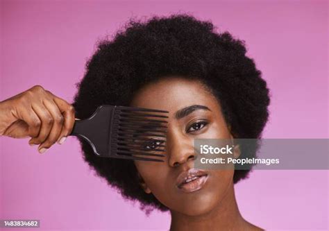 초상화 머리카락 또는 아프로 브러시는 편안한 그루밍 루틴 질감 유지 또는 성장 웰빙에서 아름다움 배경에 있습니다 흑인 여성 얼굴 또는 자연 헤어 스타일 빗과 격리 된