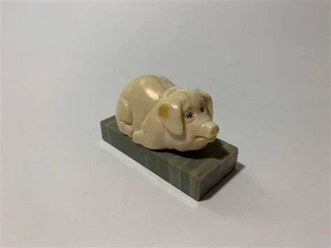 Авторська статуетка фігурка свинка на камені з бивня мамонту — ціна 4900 грн у каталозі