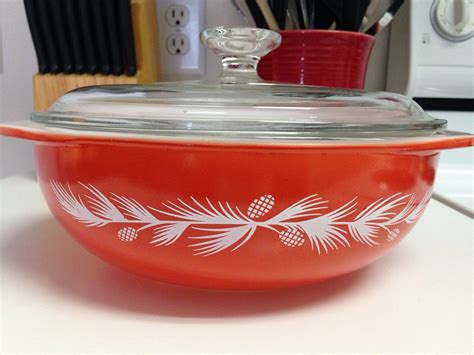 Pyrex 024 2 Quart Casserole White Pine Red Christmas