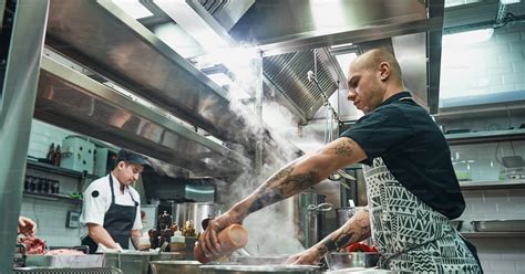 고기를 요리하는 법 앞치마를 입은 집중된 젊은 요리사와 레스토랑 주방에서 함께 음식을 준비하는 요리사 조리 과정 사진 Unsplash의 고급 레스토랑 이미지