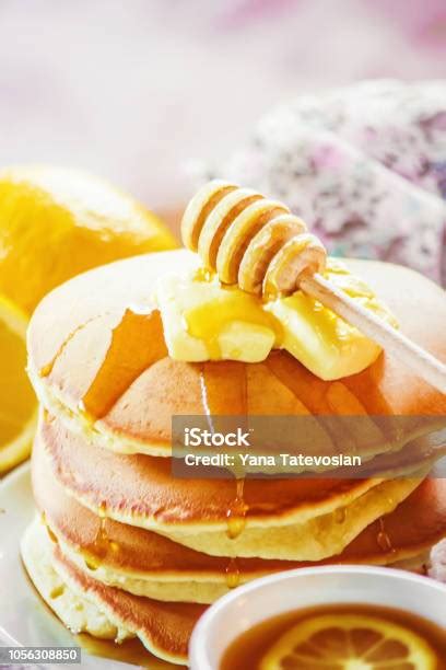버터와 아침 식사에 대 한 벌 꿀 및 레몬 차의 팬케이크 선택적 초점입니다 건강한 생활방식에 대한 스톡 사진 및 기타 이미지 건강한 생활방식 검은색 꽃 식물 Istock