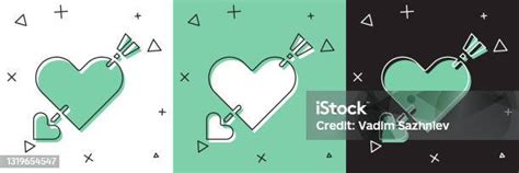 흰색과 녹색 검은 색 배경에 격리 된 하트와 화살표 아이콘으로 아무 기호를 설정합니다 사랑 기호 발렌타인 기호 벡터 가능성에