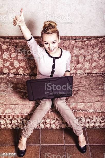 비즈니스 여자 컴퓨터 사용 인터넷 홈 기술 빈티지 포토서제스트 거실에 대한 스톡 사진 및 기타 이미지 거실 공부 교육