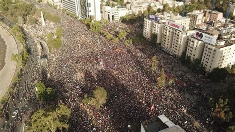 Los Ingeniosos Carteles Que Protagonizan Las Protestas En Chile