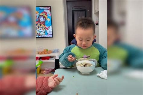 姐弟俩不干仗而是这样姐姐细心的喂弟弟吃饭这一幕太温馨了 弟弟 姐姐