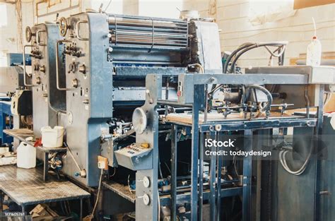 인쇄가 게에서 오래 된 빈티지 인쇄 기계 잡지 신문 브로셔 페인트 강철에 대한 스톡 사진 및 기타 이미지 강철 고대의 곡선 Istock