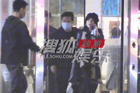 独家：章子怡酒店会友笑容满满 夹克宽裤装扮娇俏 搜狐大视野 搜狐新闻