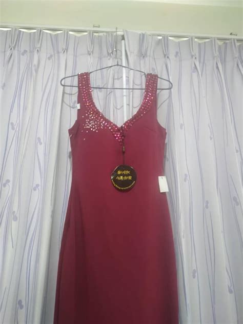 ราตรีหรู สีแดงไวน์ 😃ราคา 259 😍ส่งฟรี ไซส์ M อก 34 เอว 27 สะโพก 34 ยาว 59 คริสตัลหลุดนิดหน่อย