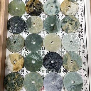 新款天然玉石挂坠岫玉山鬼花钱吊坠新中式墨玉项链配件古币挂件 阿里巴巴