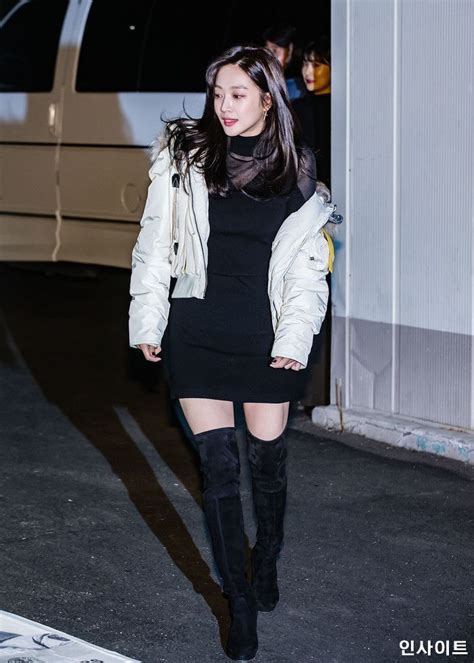 ‘숏 패딩으로 ‘겨울 여친룩 선보인 송지효 조보아 패션 스타일 의상 코디 패션