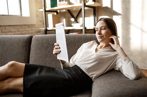 매력적인 아름 다운 젊은 Buis네슬레 여자 방에 소파에 앉아 문서와 폴더를 살펴 사려깊은 혼자 가정의 방에 대한 스톡 사진 및 기타 이미지 Istock