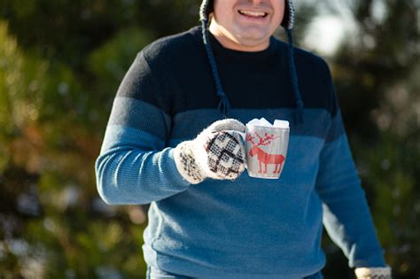 남자는 숲에서 겨울에 마시멜로와 함께 뜨거운 음료를 마시고있다 따뜻한 음료를 마시며 숲속을 산책하는 아늑한 겨울 12월에 대한 스톡 사진 및 기타 이미지 Istock
