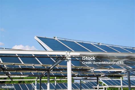 태양 전지 패널입니다 태양 전지 패널 및 주차장 위에 설치 하는 발전소 신 재생 전기 에너지 생산을 위한 태양광 패널입니다 태양 전지 전기 농장입니다 여름 햇빛 태양의 광선