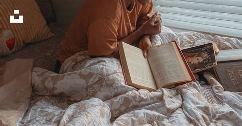 침대에 누워 책을 읽는 여자 사진 Unsplash의 무료 필라델피아 이미지