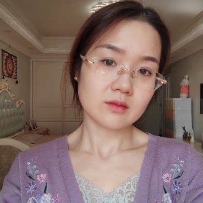 荡妇 张阿姨 on Twitter 嫂嫂茫然中接受抠摸可以吸吮我的大咪咪当然也是毫不客气地就含住我那挺翘已久的 用牙齿跟舌头来刺激它 https t co