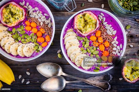 바다 갈 매 나무속 바나나 열매 Chia 씨앗 호박 씨앗 해바라기와 아마 씨 블루베리 스무디 그릇 0명에 대한 스톡 사진 및 기타 이미지 Istock