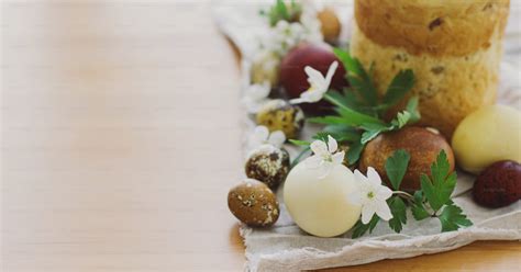 행복한 부활절 세련된 부활절 달걀 피는 봄 꽃 소박한 테이블에 수제 부활절 빵 텍스트를 위한 공간입니다 현대 자연 염색