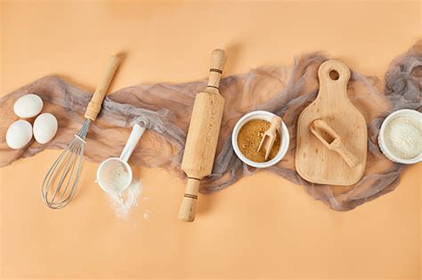 베이커리 또는 요리 프레임 재료 파스텔 오렌지 배경에 패스트리를위한 주방 용품 상단보기 복사 공간 개념에 대한 스톡 사진 및 기타 이미지 Istock