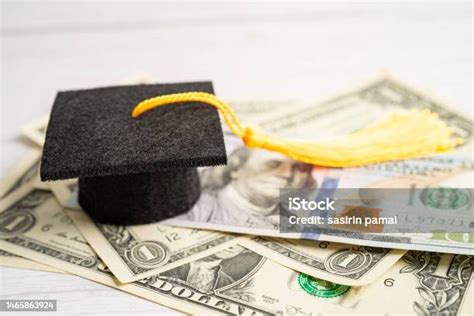 유로와 미국 달러 지폐 돈에 졸업 갭 모자 교육 학습 수수료 학습 개념을 가르칩니다 개체 그룹에 대한 스톡 사진 및 기타 이미지 개체 그룹 경제 공부 Istock